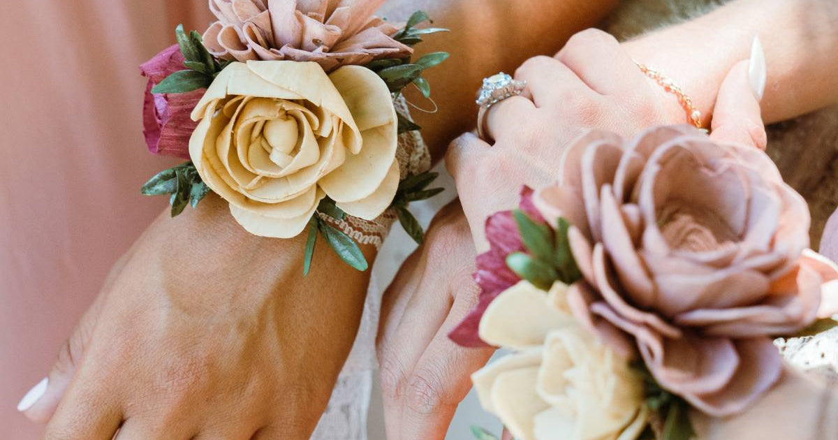 Creative Prom Corsage Ideas Using Wrist Corsages – Sola-Flowers